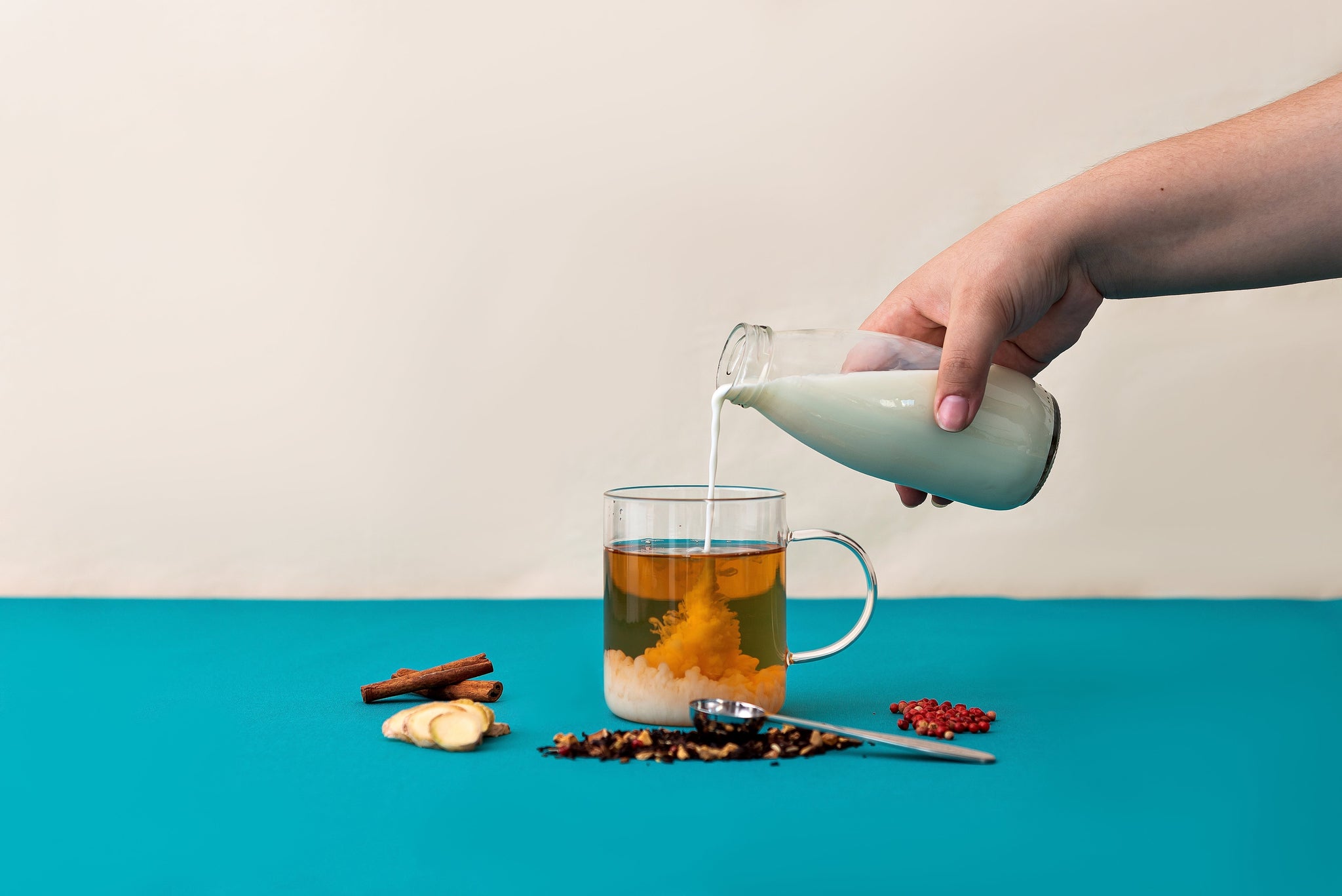 Cómo preparar un buen té con leche sin errores